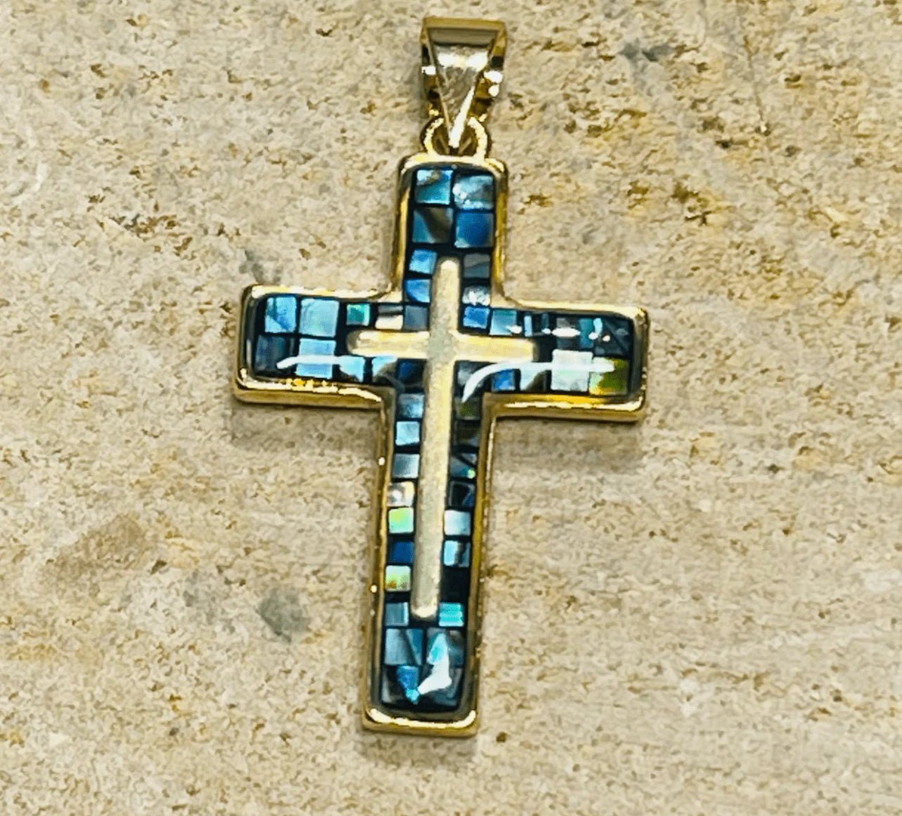 Les Croix Religieuses Serties de Pierres Naturelles : Entre Spirituali ...